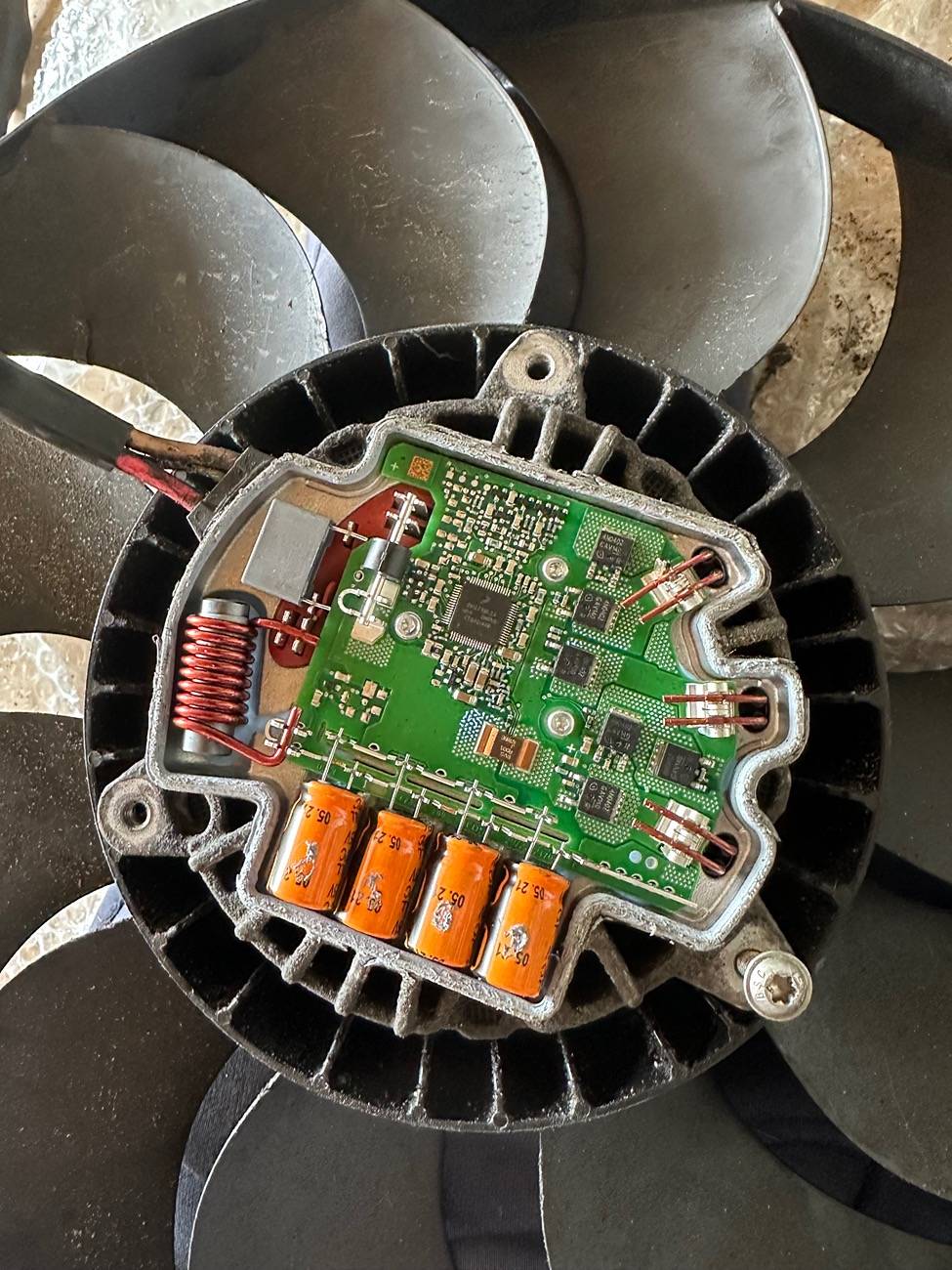 Porche Taykan Cross turismo 4 (2022) Replacing the cooling fan on the ...