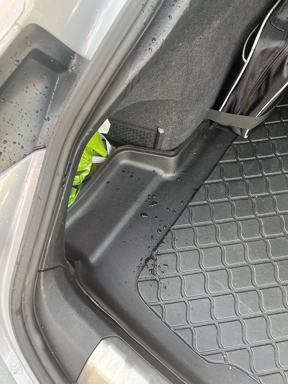 Cross Turismo water falls from tailgate into trunk/boot | TaycanForum ...