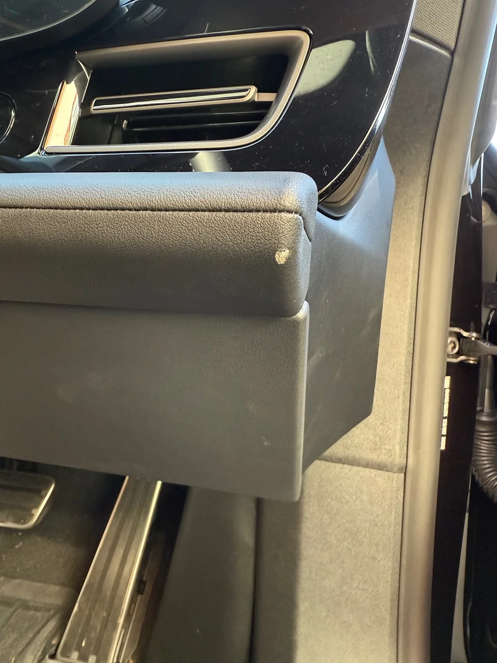 Lower dashboard trim damage | TaycanForum -- Porsche Taycan Owners ...